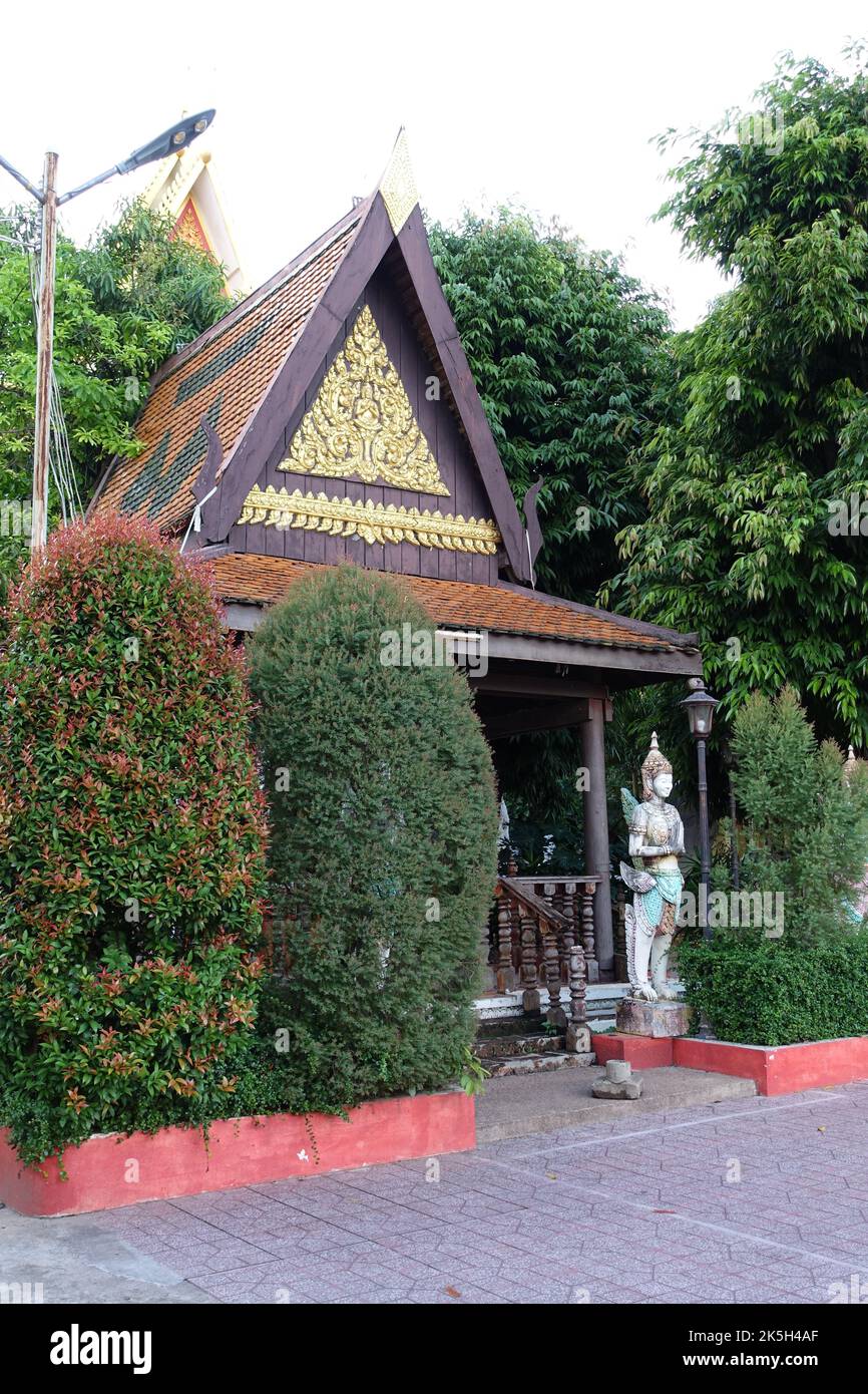 Cambodian buddhist temple in the center of Phnom penh Stock Photo - Alamy