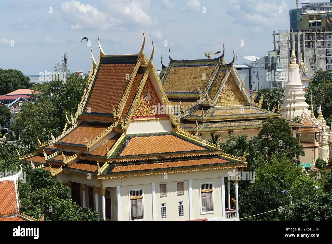 Cambodian buddhist temple in the center of Phnom penh Stock Photo - Alamy