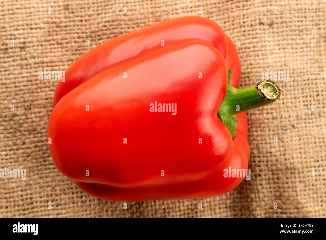 One red bell pepper, close-up, on sacking, top view Stock Photo - Alamy