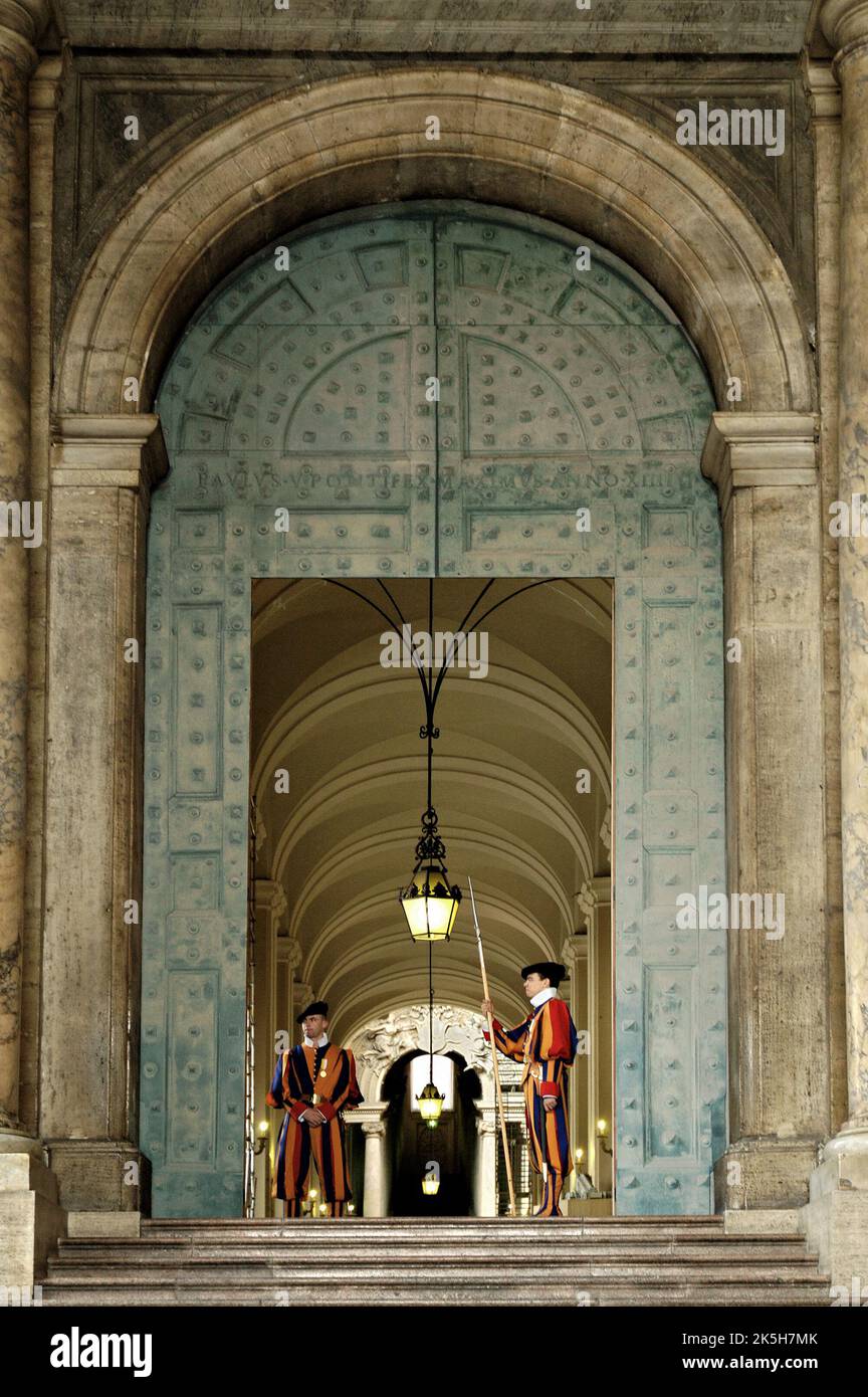 Pontifical Swiss Guards at the entrance, Vatican City Stock Photo - Alamy