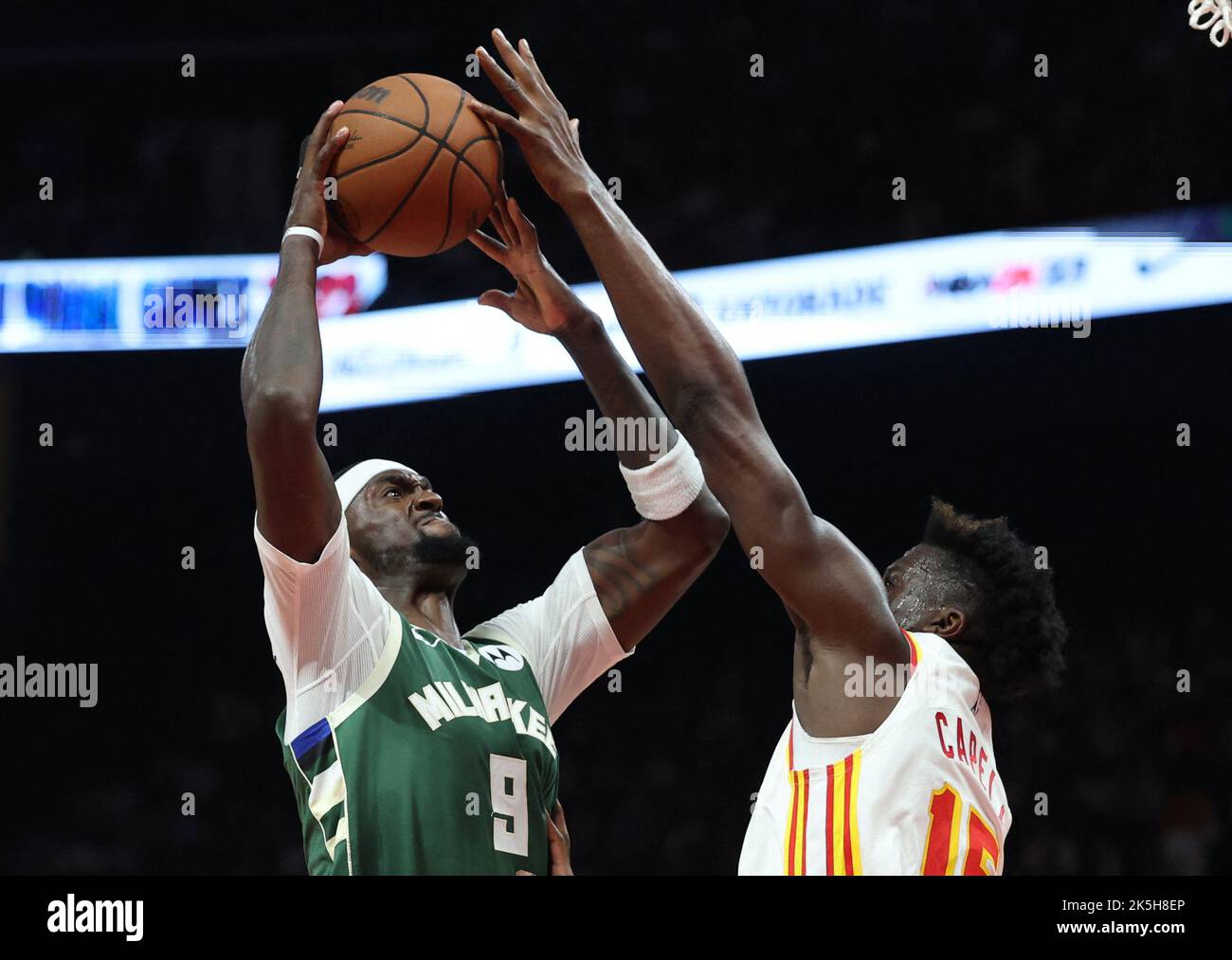 Clint capela hawks hi-res stock photography and images - Alamy