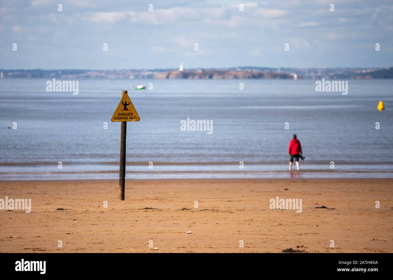 Sinking sand warning sign on sandy beach Stock Photo - Alamy