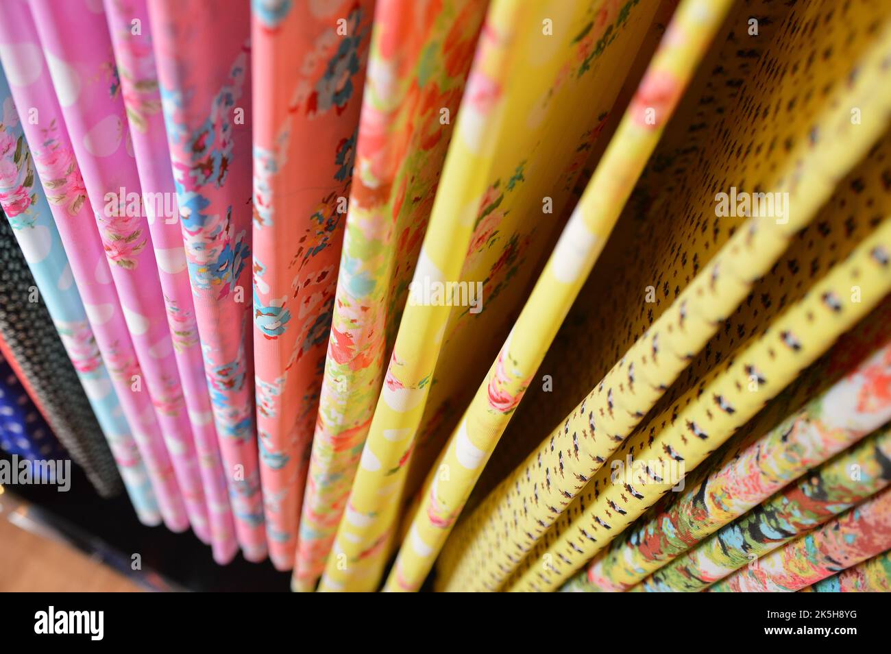 Women with shawls hi-res stock photography and images - Alamy