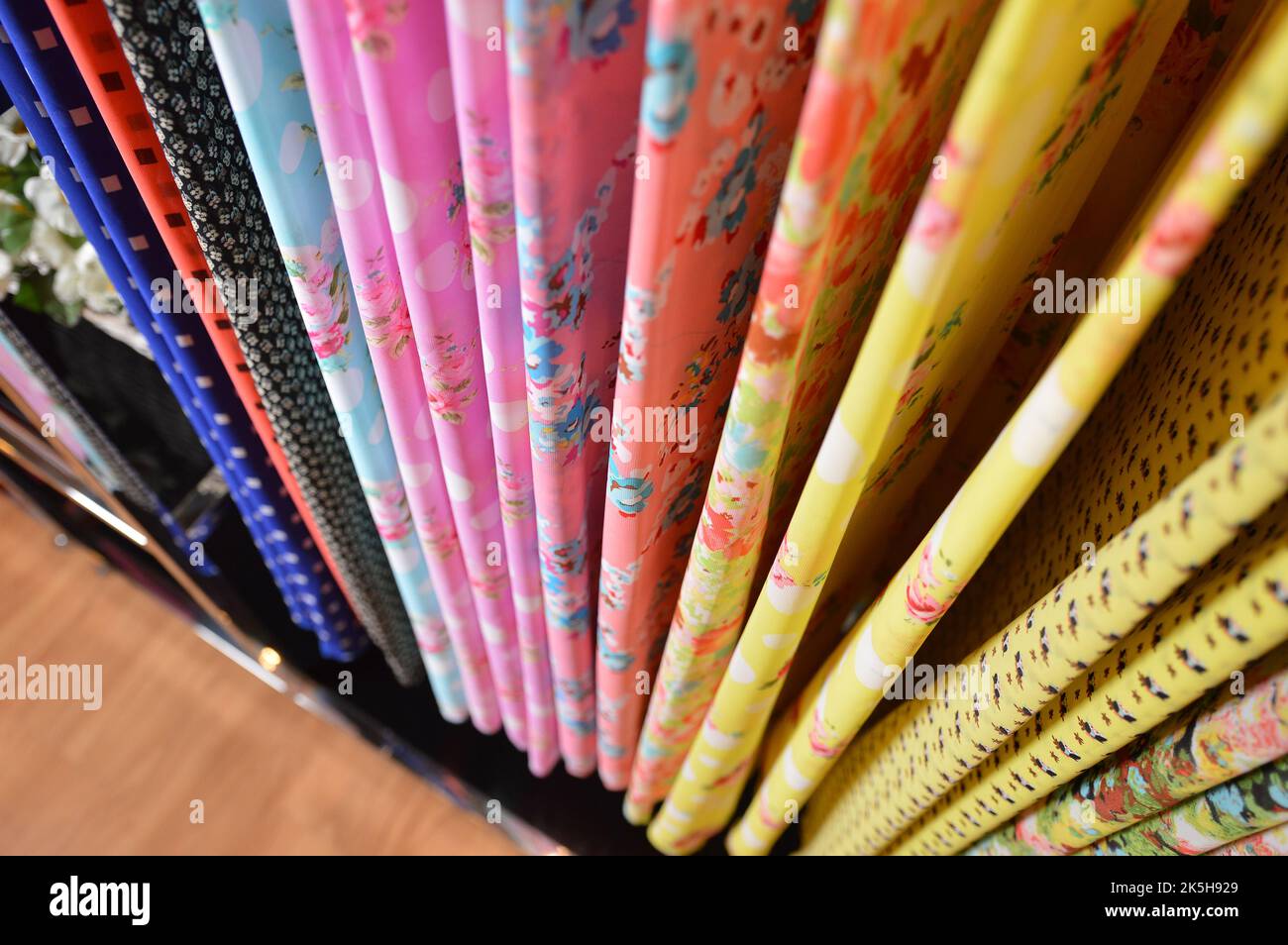 Women with shawls hi-res stock photography and images - Alamy