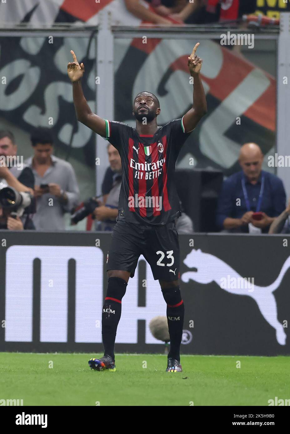 Milan, Italy, 8th October 2022. Fikayo Tomori of AC Milan celebrates ...