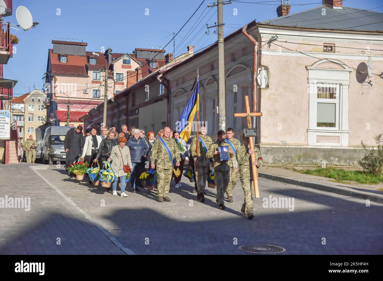 Sambir, Ukraine. 28th Sep, 2022. A funeral procession passes through ...