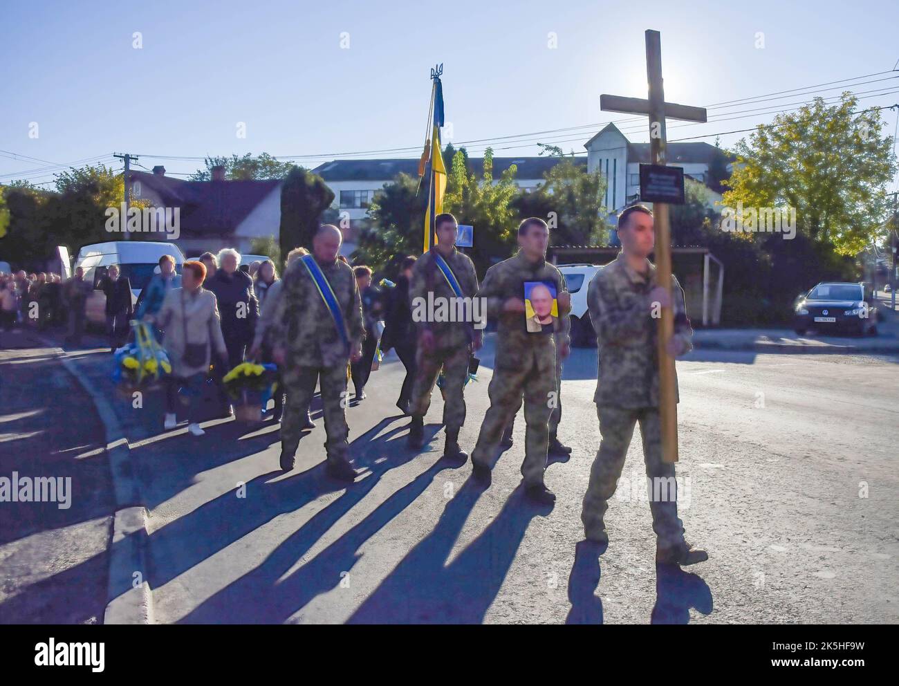 Sambir, Ukraine. 28th Sep, 2022. A funeral procession passes through ...