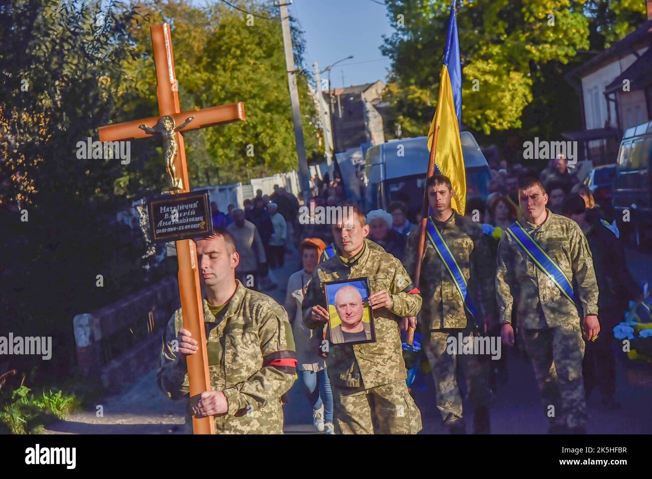 Sambir, Ukraine. 28th Sep, 2022. A funeral procession passes through ...