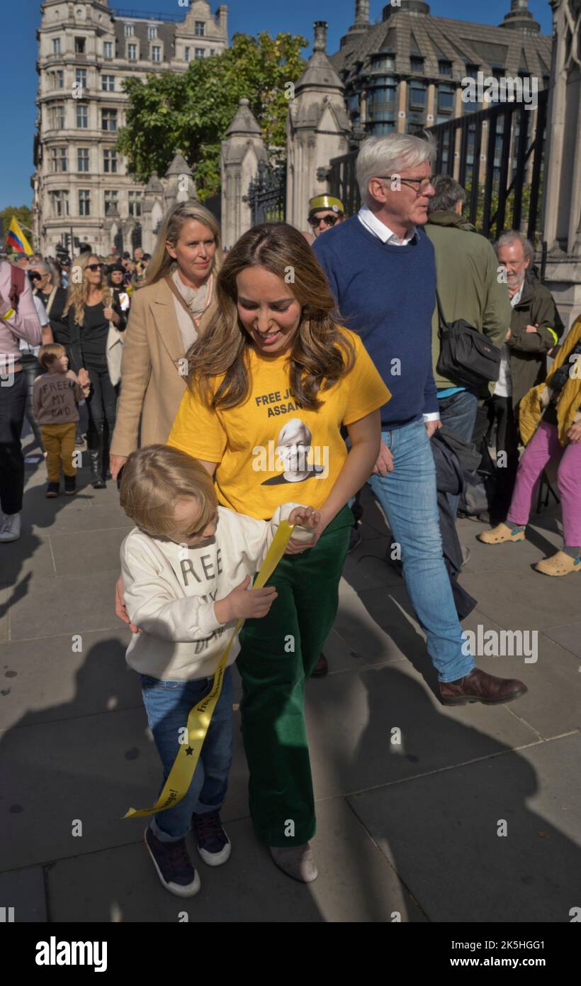 Julian assange partner hi-res stock photography and images - Alamy