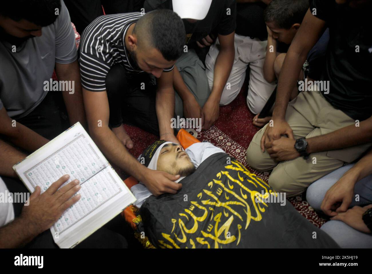 (EDITORS NOTE: Image depicts death)Mourners surround the body of Ahmed ...