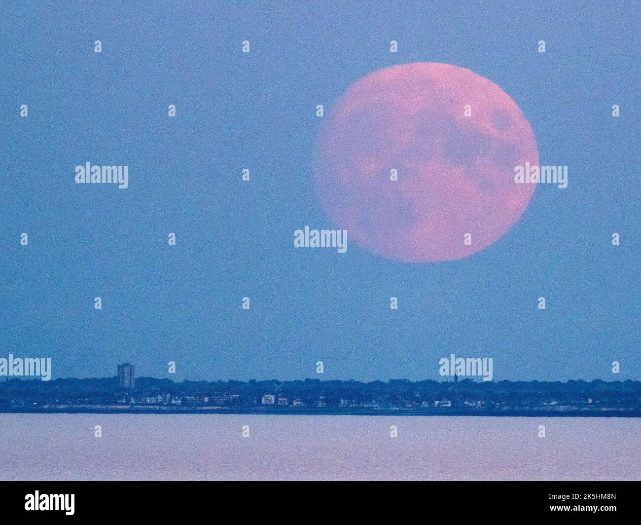 Warden Bay, Kent, UK. 8th Oct, 2022. UK Weather: the nearly full Hunter ...