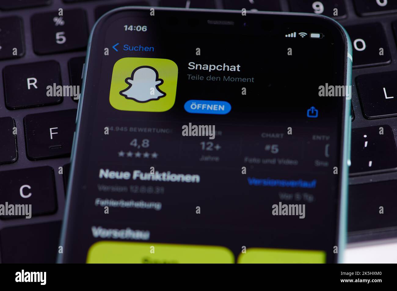 Snapchat mobile application icon hi-res stock photography and images ...