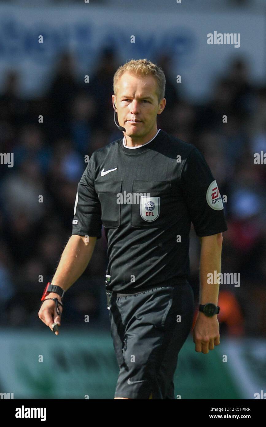 Referee gavin ward hi-res stock photography and images - Alamy