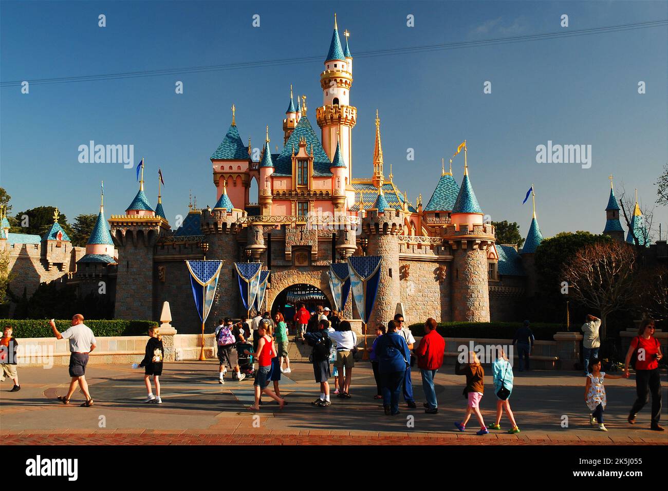 Cinderella castle disneyland hi-res stock photography and images - Alamy