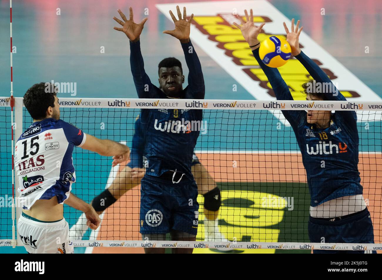 Pala AGSM-AIM, Verona, Italy, October 08, 2022, Block by Leandro Mosca - WithU Verona during ...