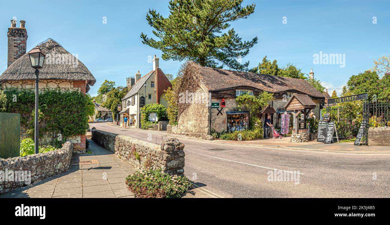 Traditional thatched cottages at the village Godshill on the Isle of ...