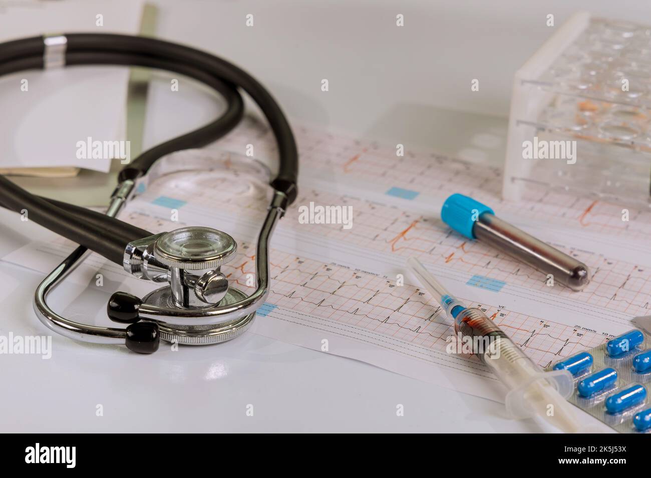 Doctor examines patients cardiogram and recommends appropriate ...