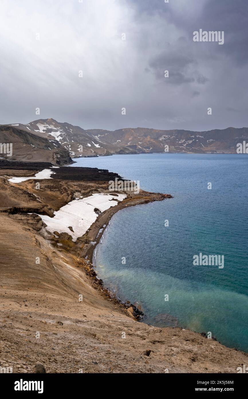 Lake Oeskjuvatn in the crater of the Askja volcano, volcanic landscape ...