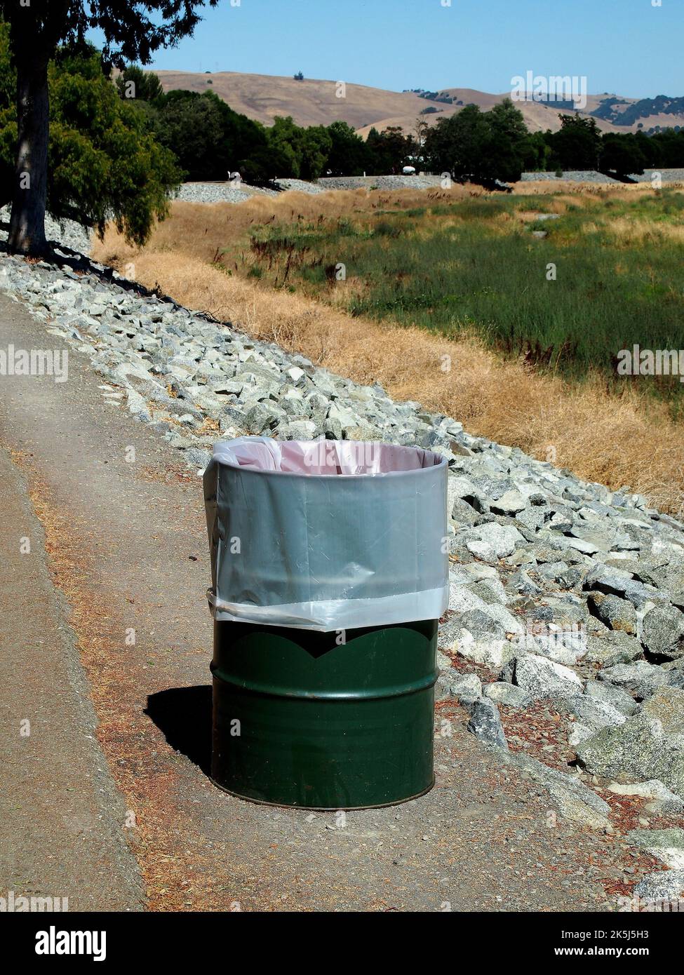 Trash in bay hi-res stock photography and images - Alamy