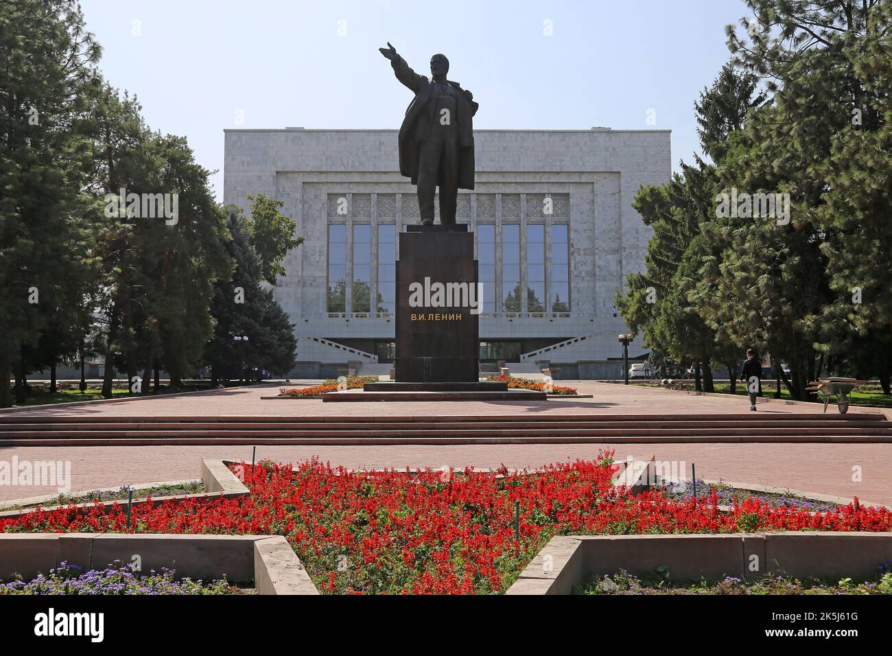 Statue of Vladimir Lenin (1870-1924), Lenin Sqaure, Abdumomunov Street ...