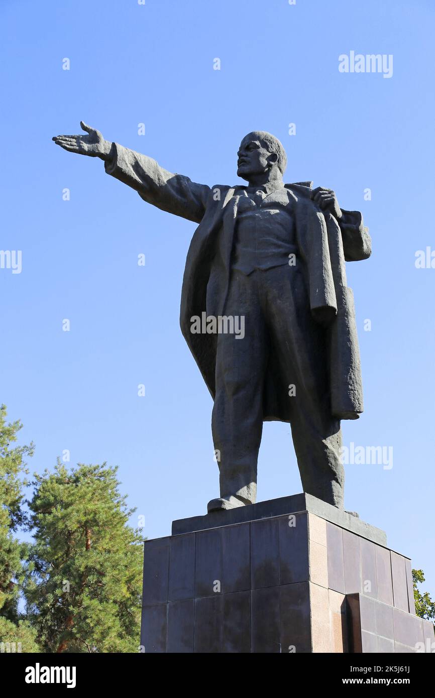 Statue of Vladimir Lenin (1870-1924), Lenin Sqaure, Abdumomunov Street ...