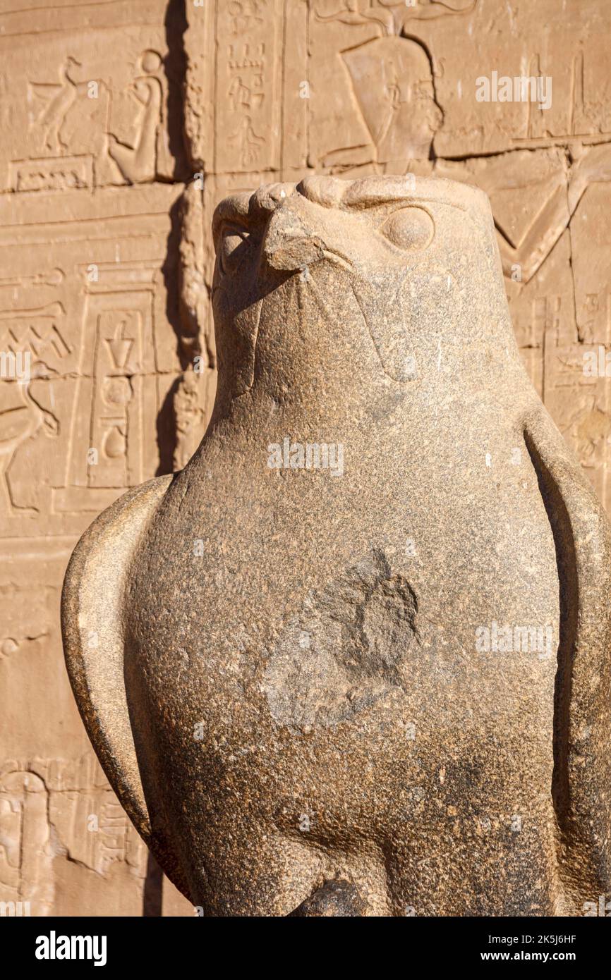 Horus statue, Edfu temple, Horus temple, Edfu, Egypt Stock Photo - Alamy
