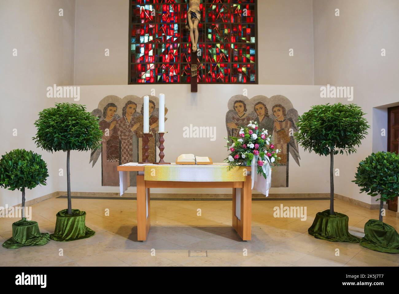 Choir room, right and left three pairs of angels in scraffiti technique ...