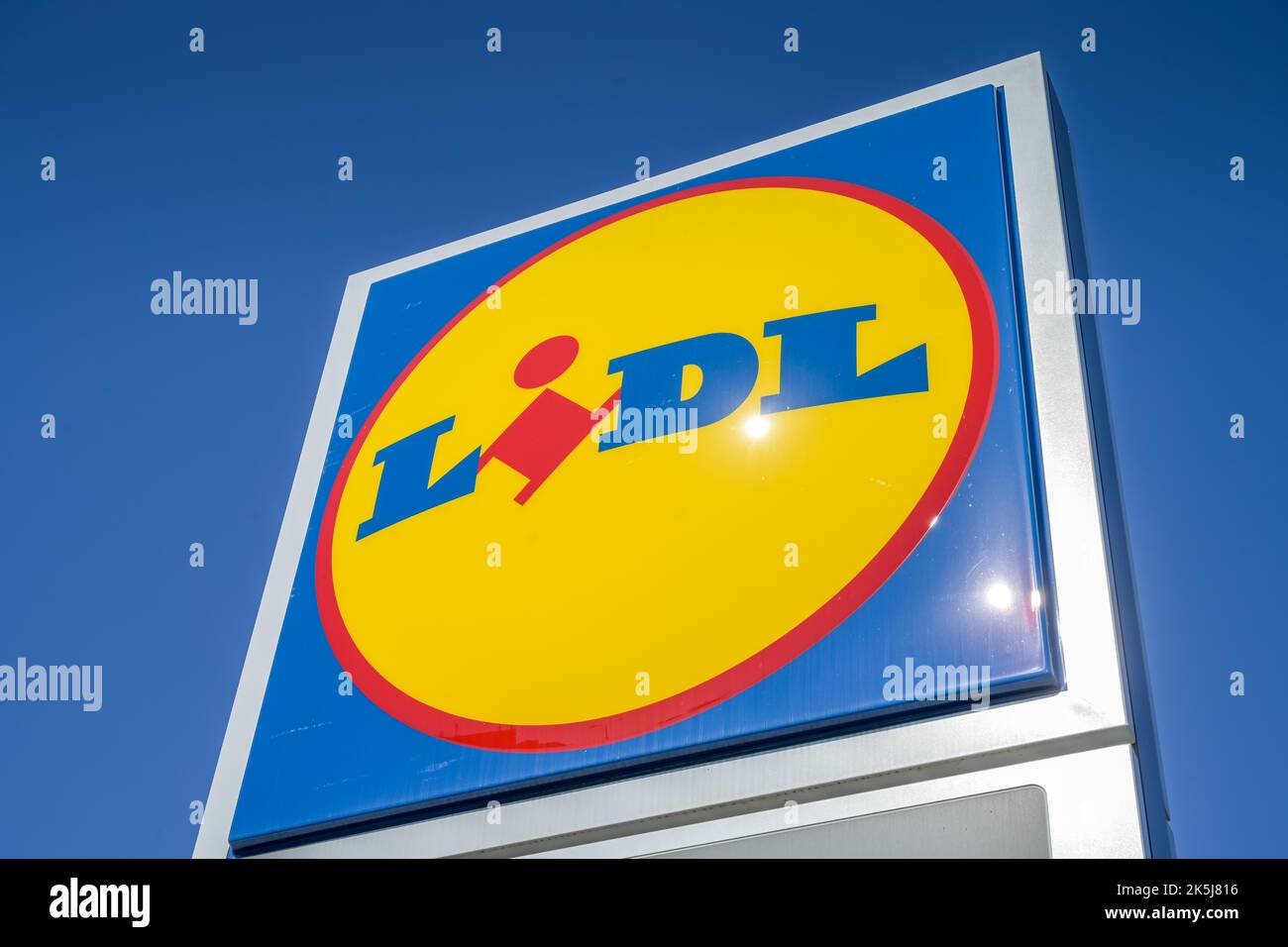 Logo Lidl supermarket, Berlin, Germany Stock Photo - Alamy