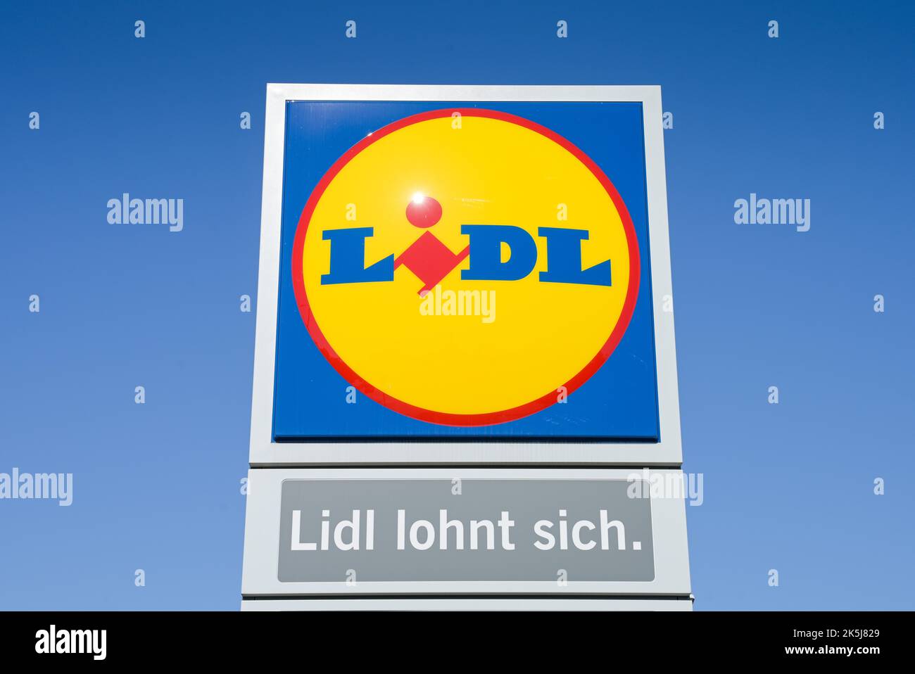 Logo Lidl supermarket, Berlin, Germany Stock Photo - Alamy