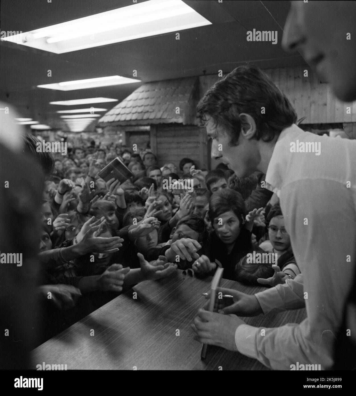 The visit of the hit star Udo Juergens to Dortmund in 1966 showed a fan ...
