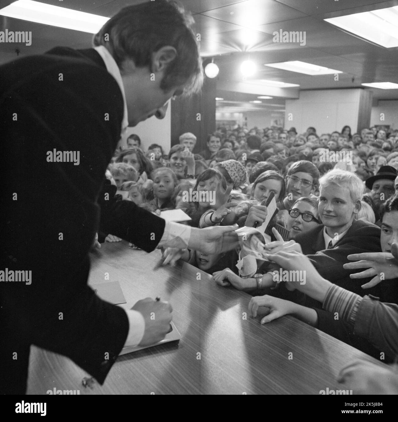 The visit of the hit star Udo Juergens to Dortmund in 1966 showed a fan ...