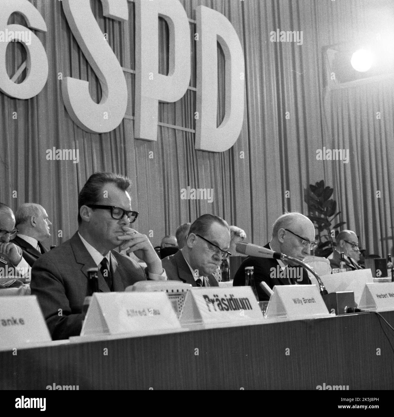The SPD party conference of 1-5-6. 1966 in the Dortmund Westfalenhalle ...