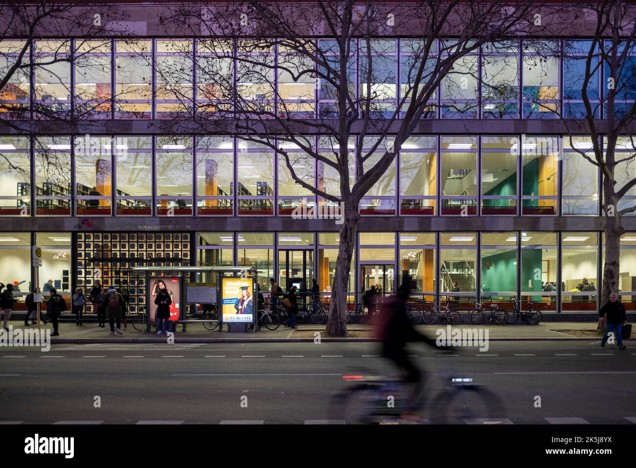 Library atmosphere hi-res stock photography and images - Alamy