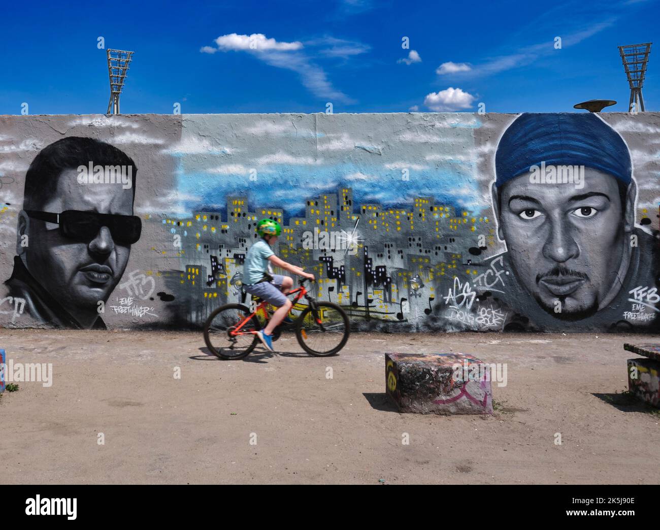 Before (left), Maxim, Germany, Berlin, 17. 06. 2020, GraffitiMauer ...