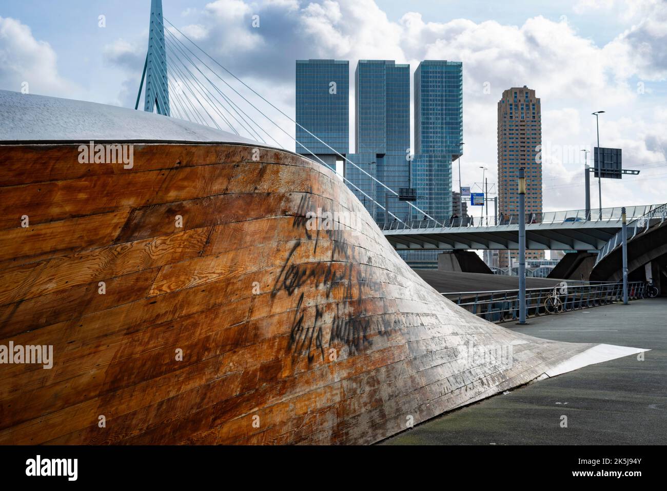 Artwork Twist & Shout by Martand Khosla, behind it the Erasmus Bridge ...