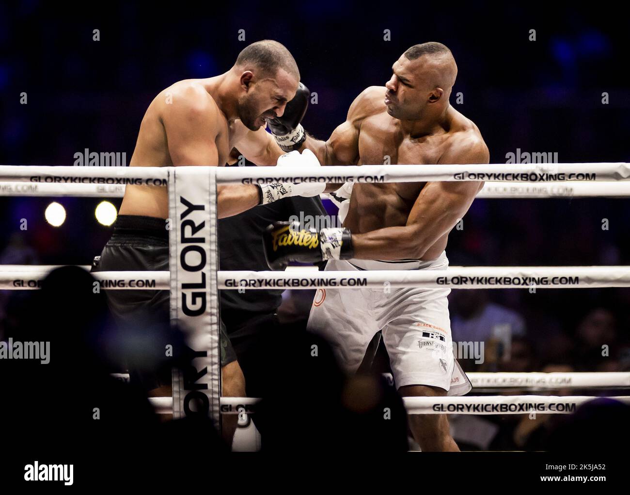 Match de kick boxing hi-res stock photography and images - Alamy