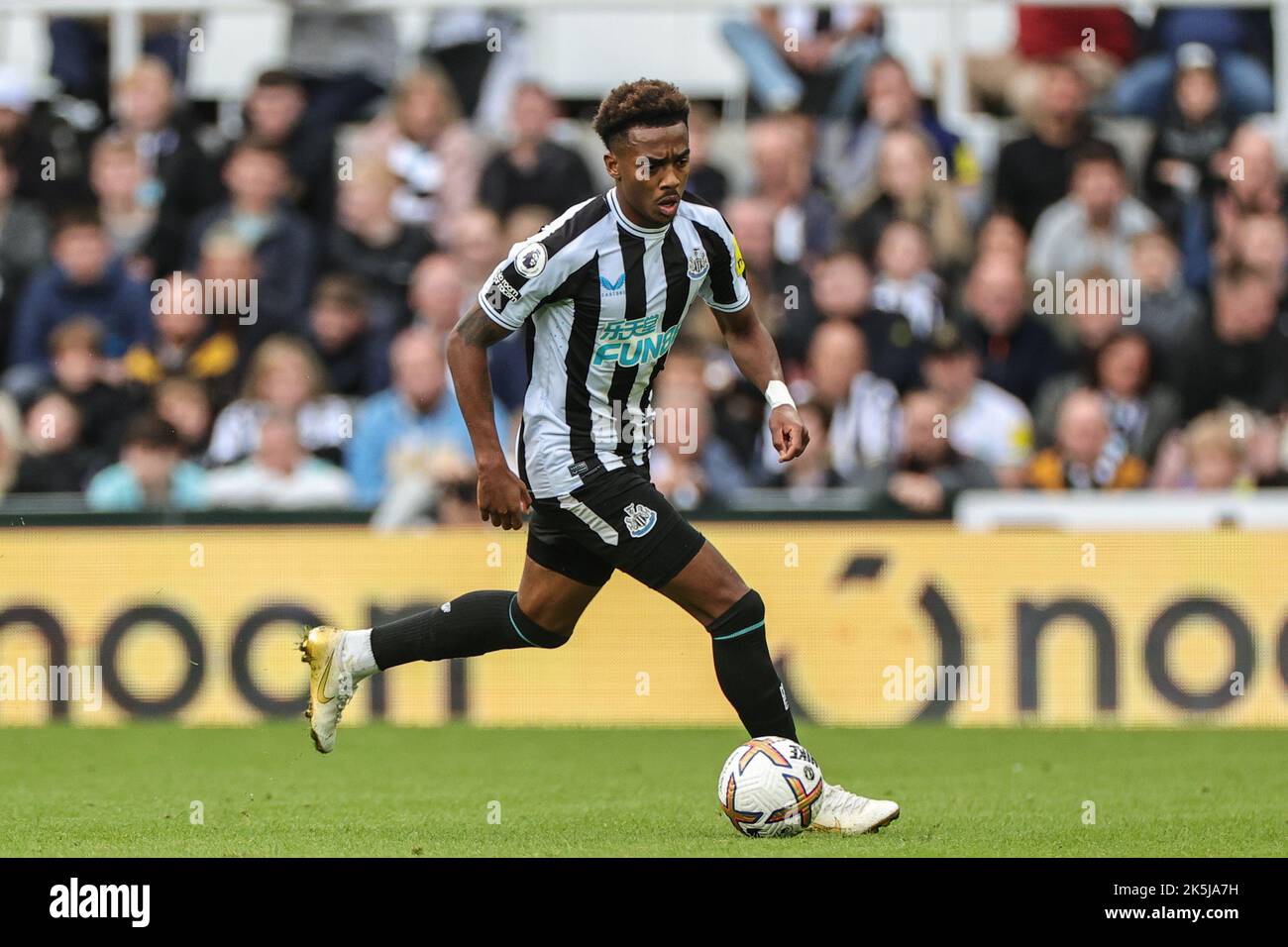 Joe Willock #28 of Newcastle United breaks with the ball during the ...
