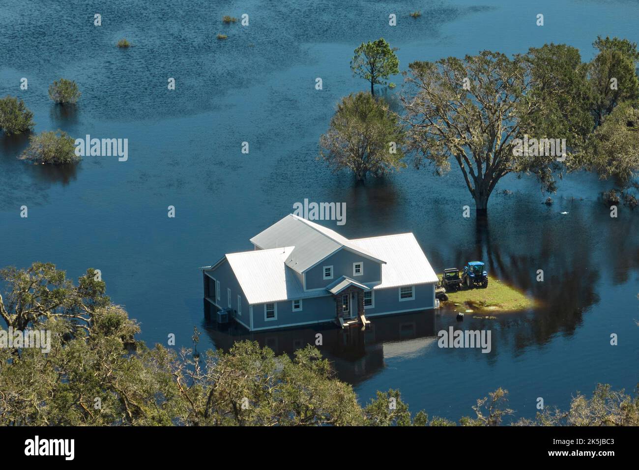 Surrounded by hurricane Ian rainfall flood waters home in Florida ...