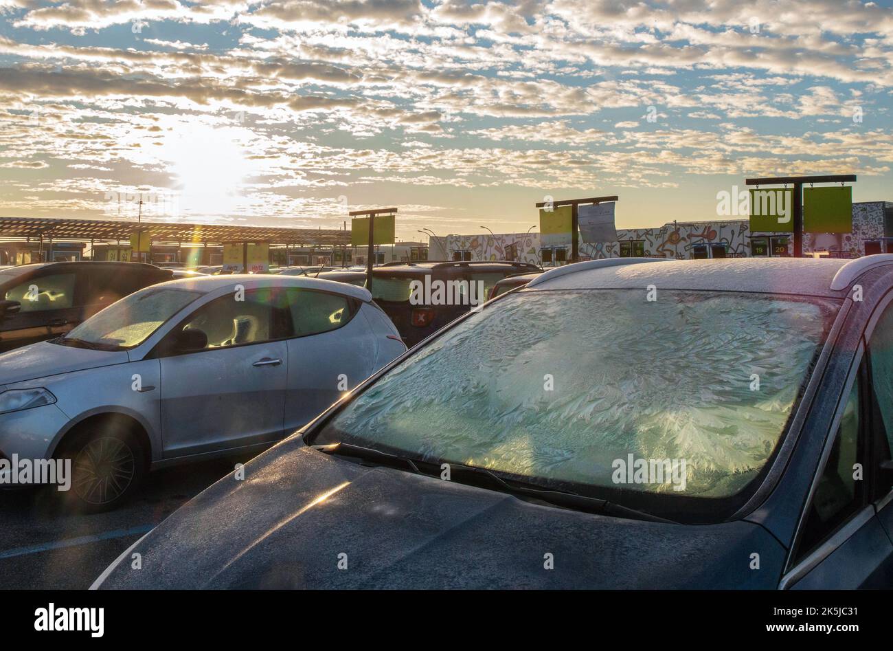 Interesting drawings - patterns of frozen ice on the windshield of cars ...