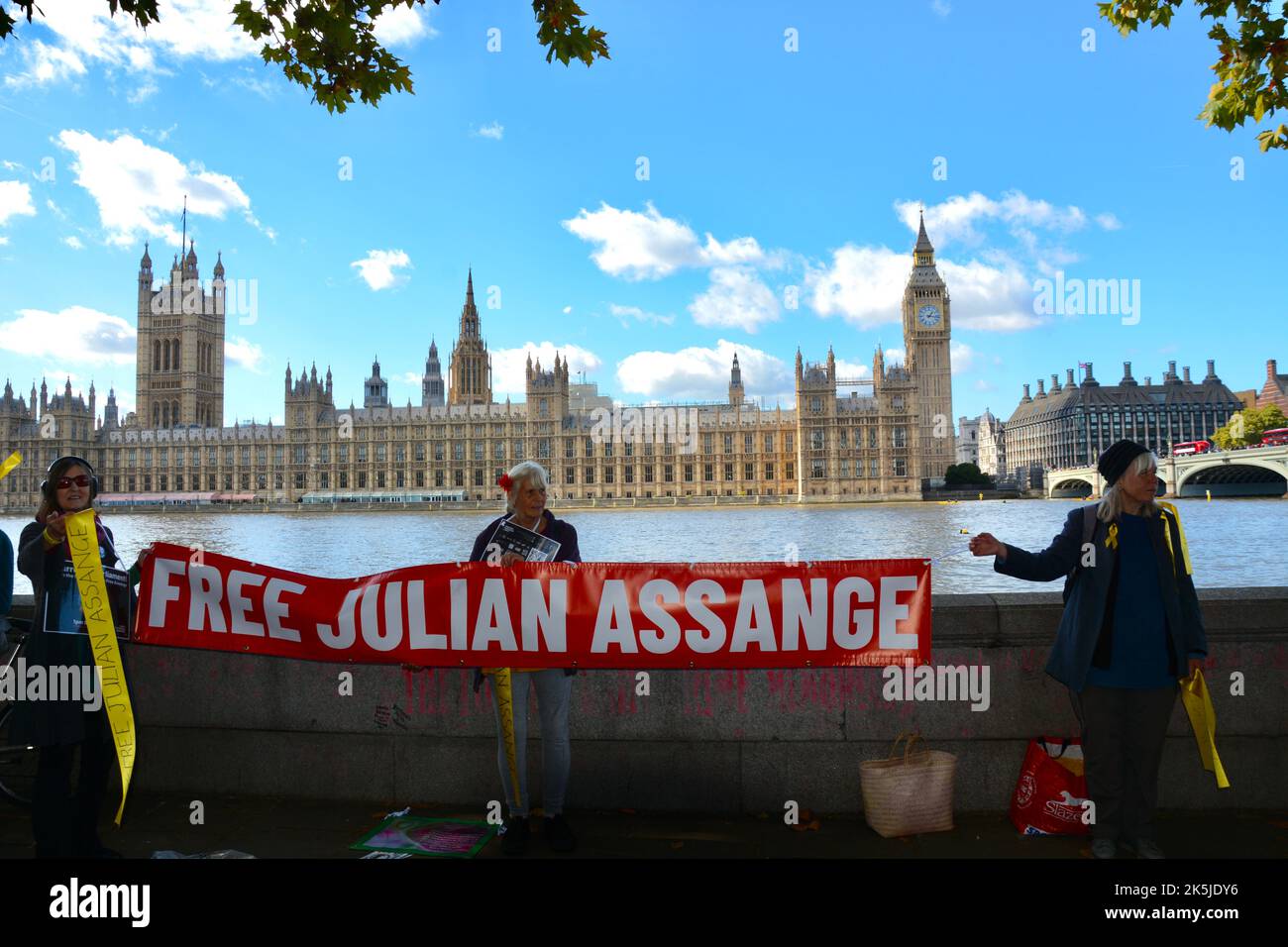 Human chain around parliament hi-res stock photography and images - Alamy
