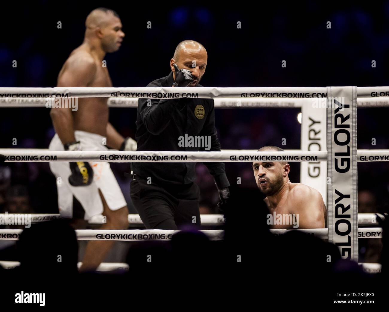 ARNHEM - Kickboxers Alistair Overeem and Badr Hari during their GLORY ...