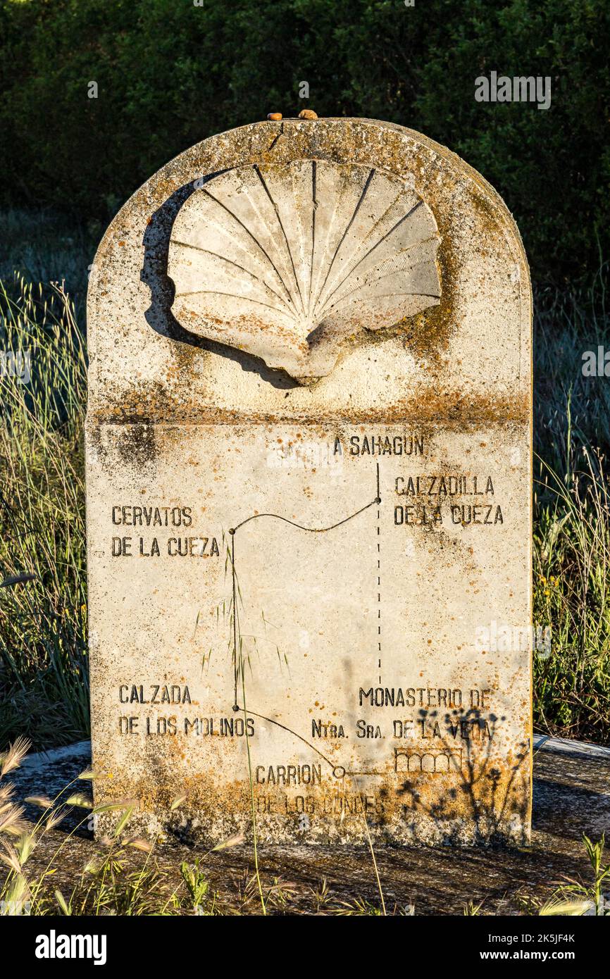 route marker with sylized scallop shall at Sahagun Spain Stock Photo ...