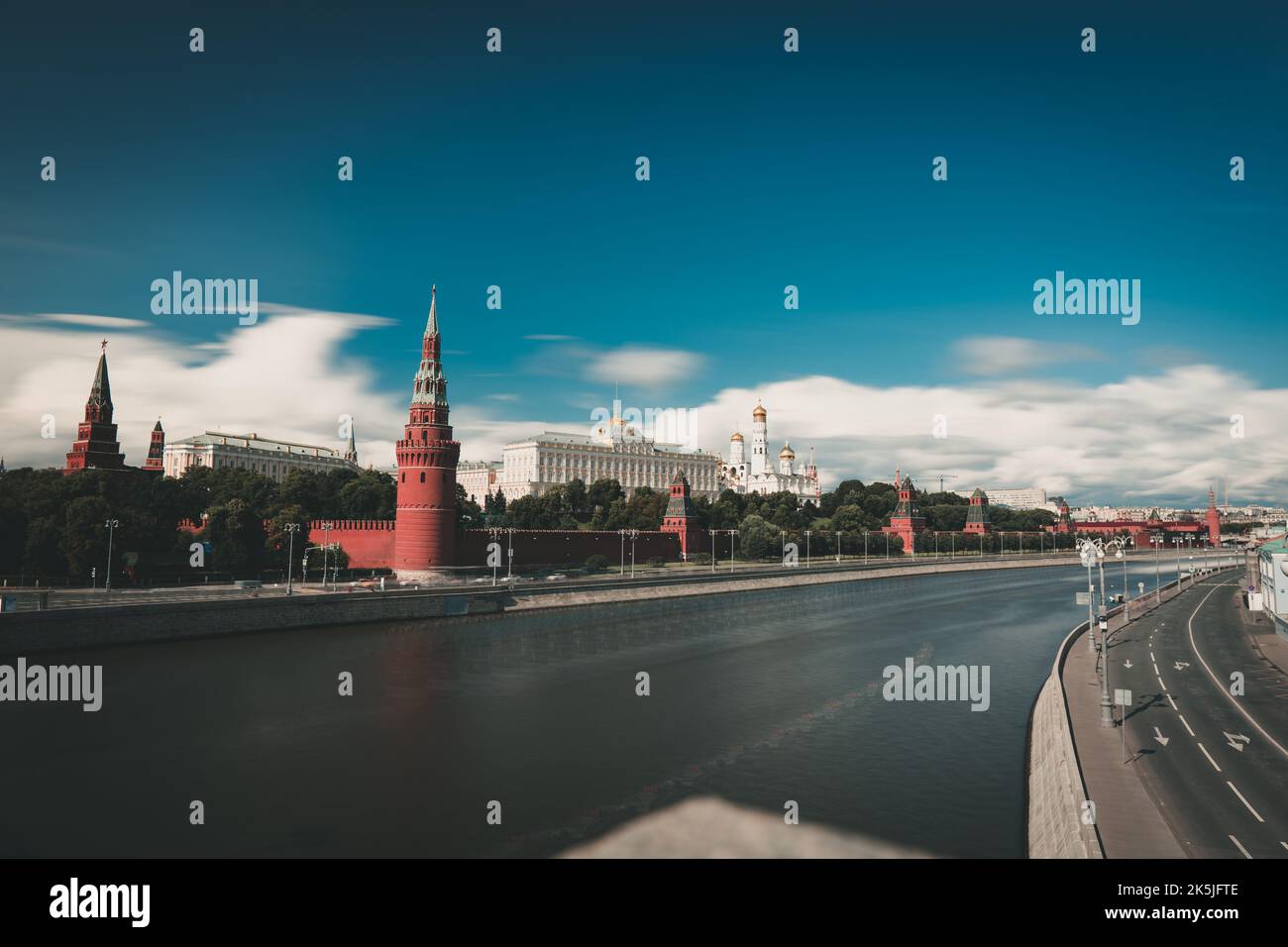 Volga river running along the Kremlin, Moscow, Russia. Long exposure ...