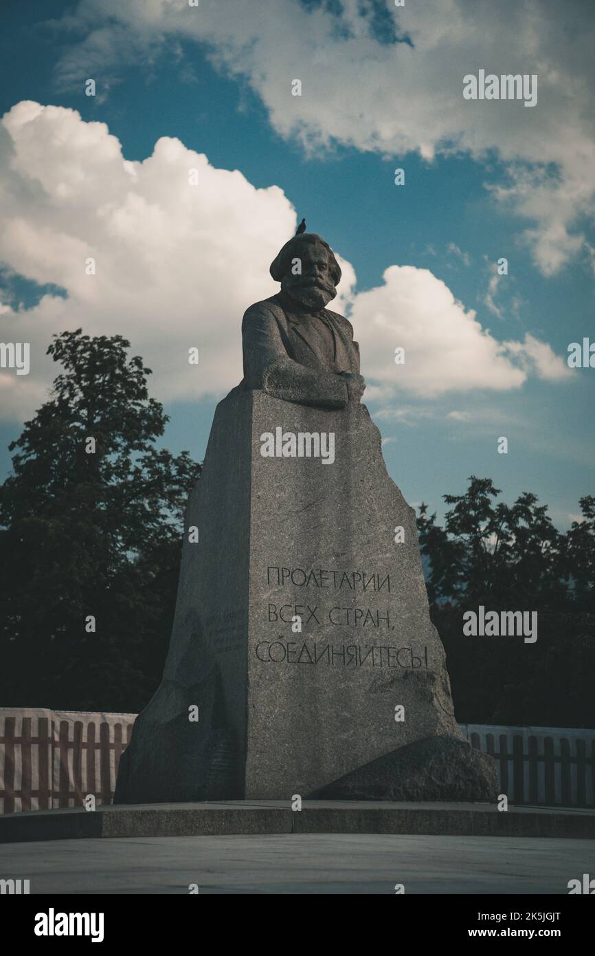 Karl marx red statue hi-res stock photography and images - Alamy