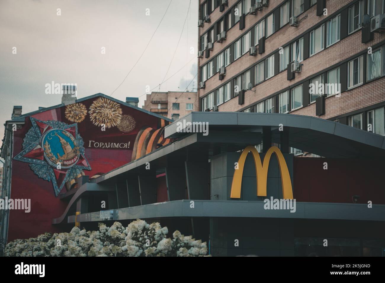The first McDonalds restaurant in the Soviet Union next to Soviet ...