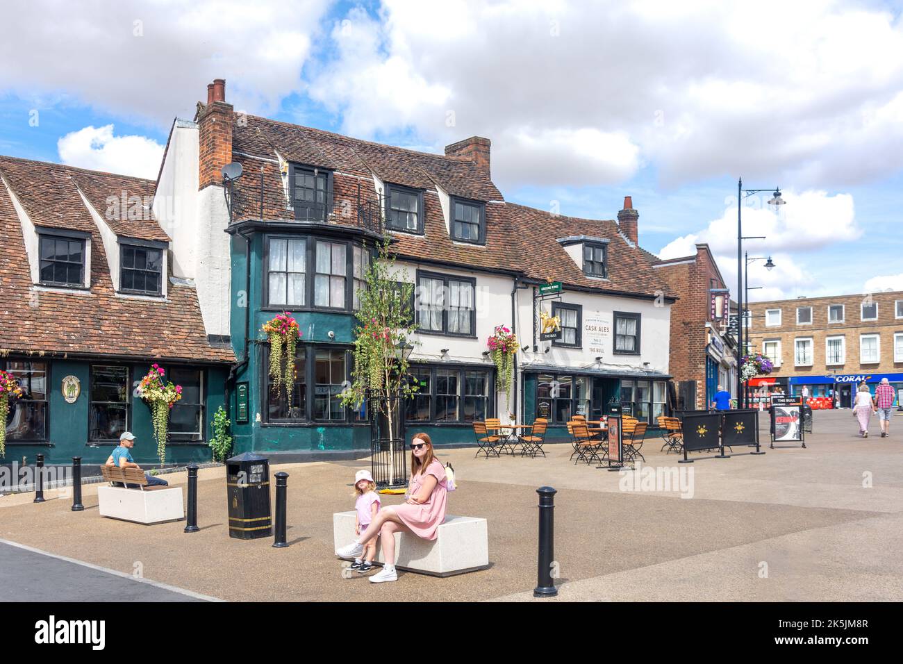 16th century the bull pub exterior historic local flower baskets hi-res ...