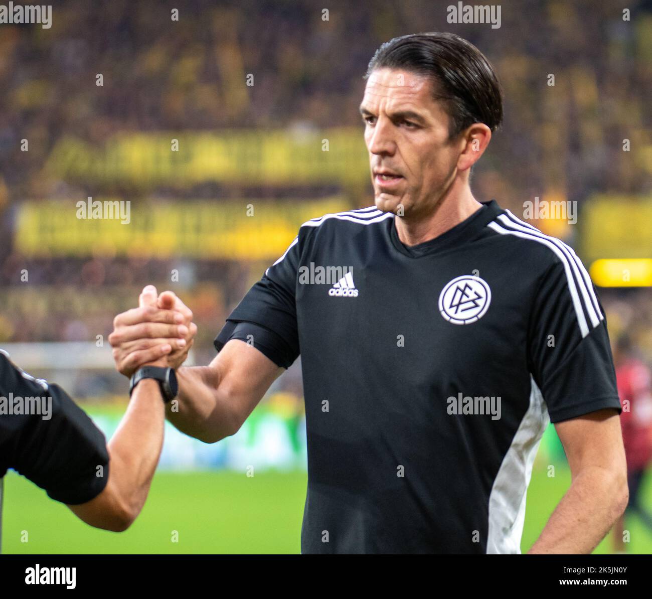 Dortmund, North Rhine-Westphalia, Germany. 8th Oct, 2022. Referee DENIZ ...