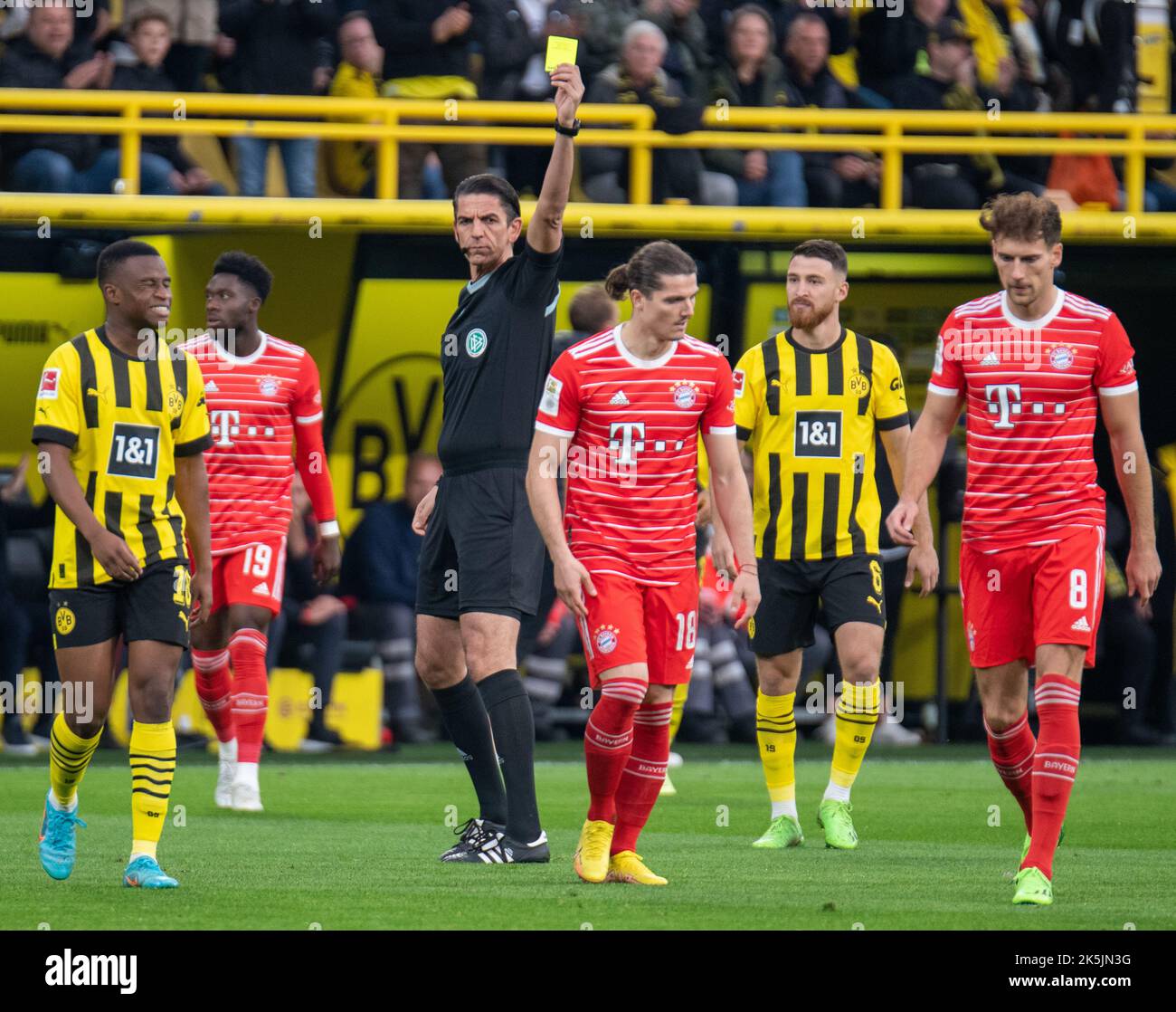 Dortmund, North Rhine-Westphalia, Germany. 8th Oct, 2022. Referee DENIZ ...