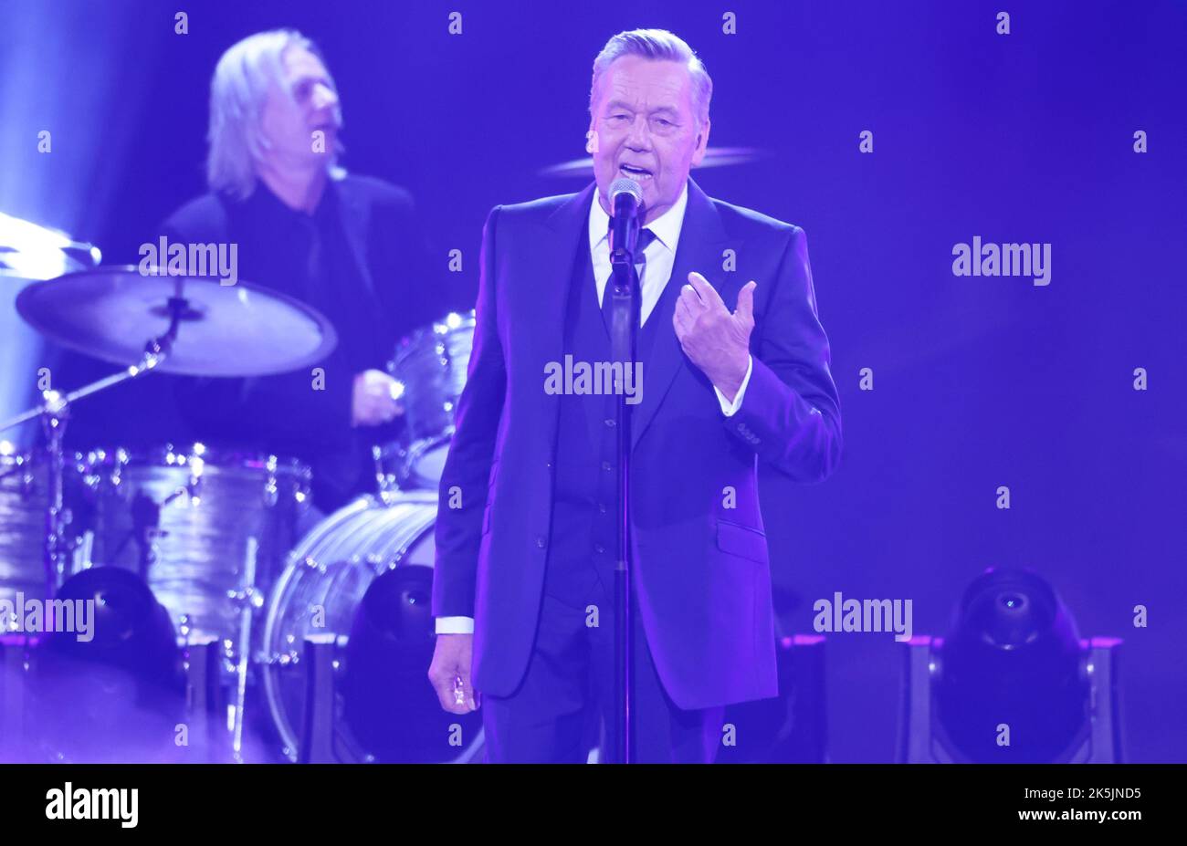Berlin, Germany. 08th Oct, 2022. Roland Kaiser sings on stage in the ...