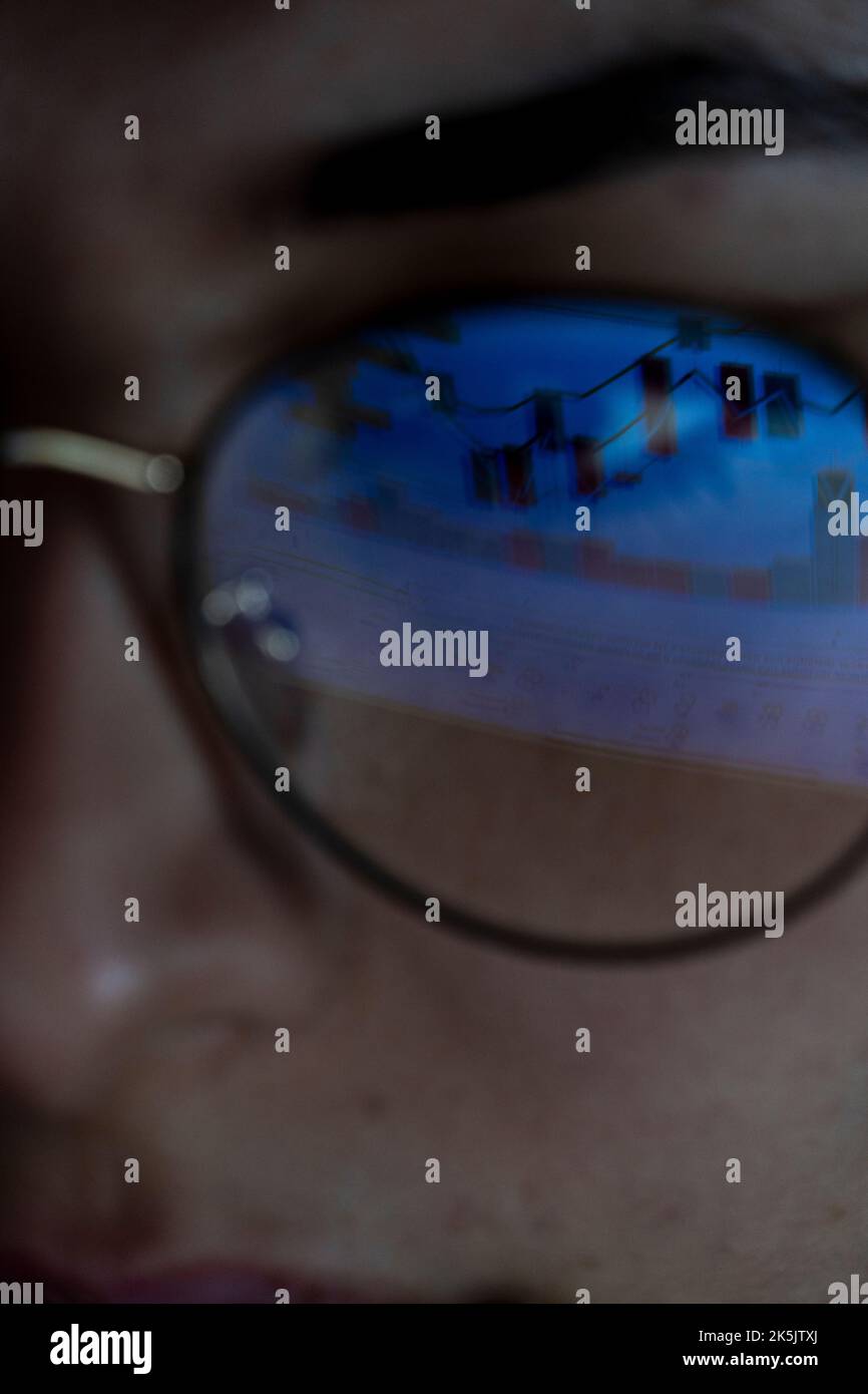 Stock market watching hi-res stock photography and images - Alamy